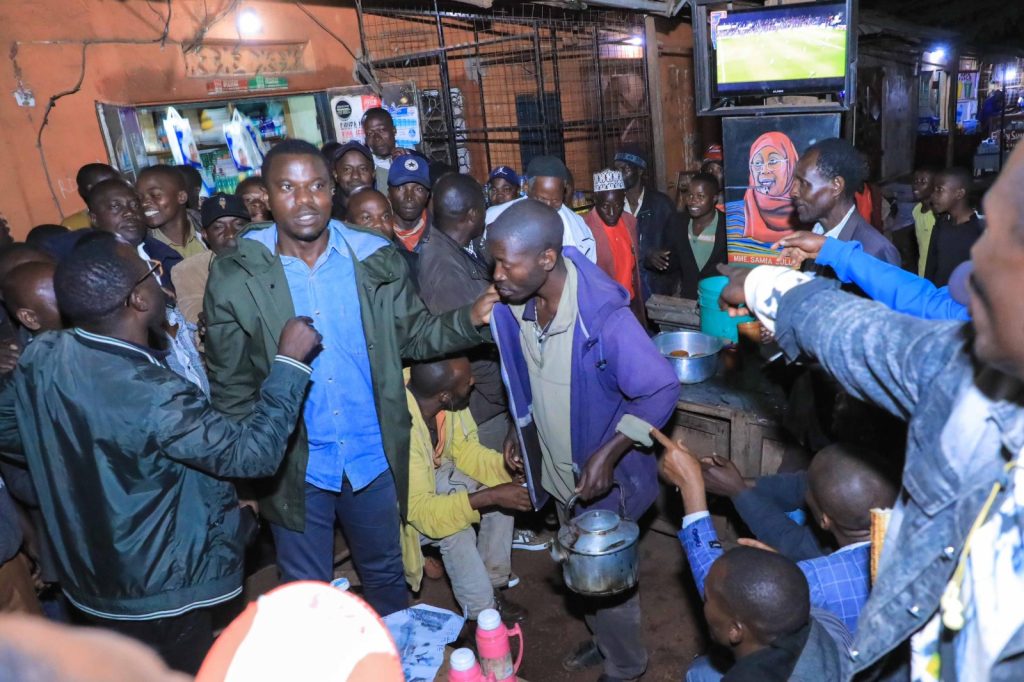 WAZIRI BASHUNGWA NA WANANCHI KIJIWENI. - New Times Tanzania