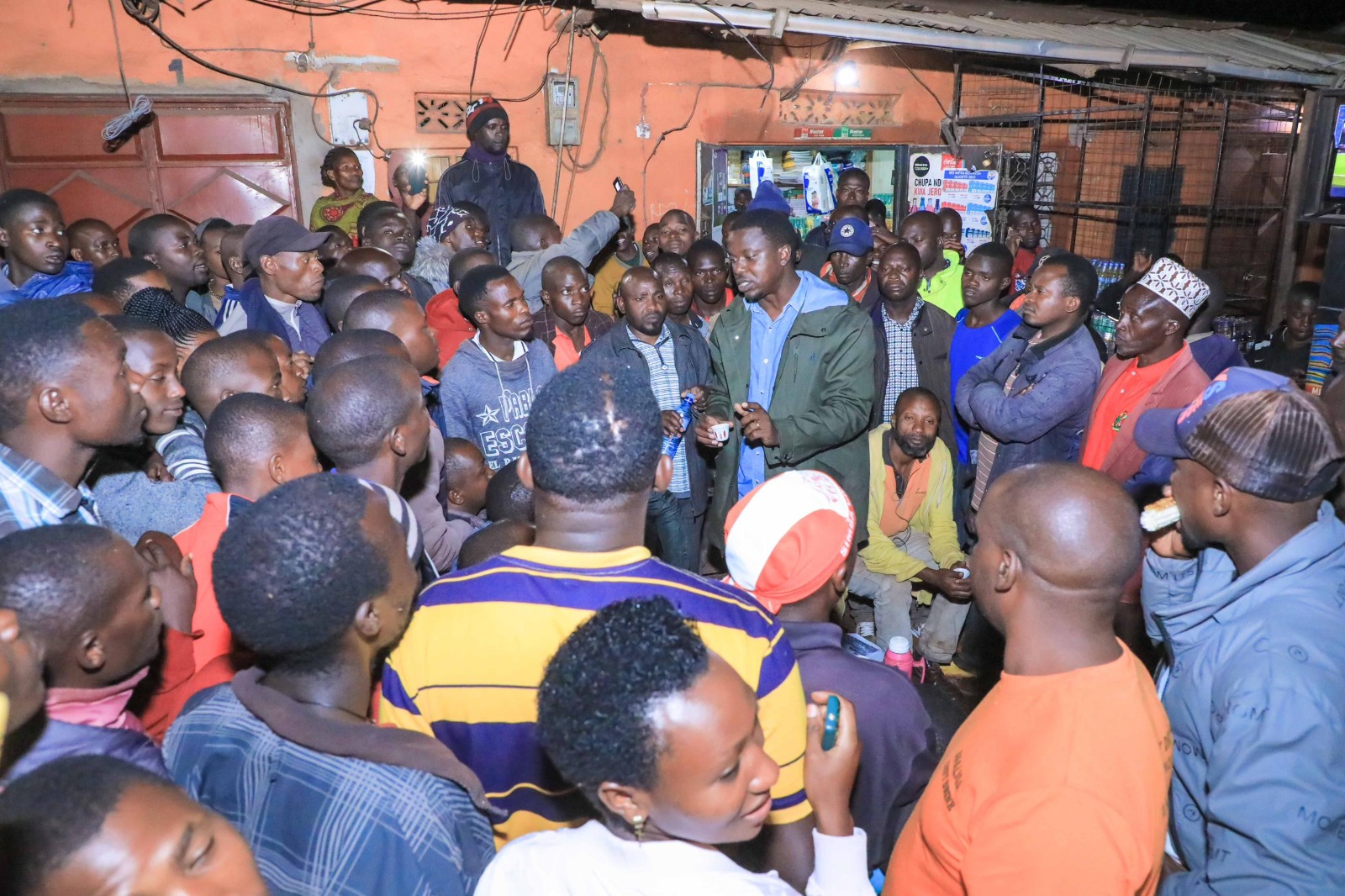 WAZIRI BASHUNGWA NA WANANCHI KIJIWENI. - New Times Tanzania