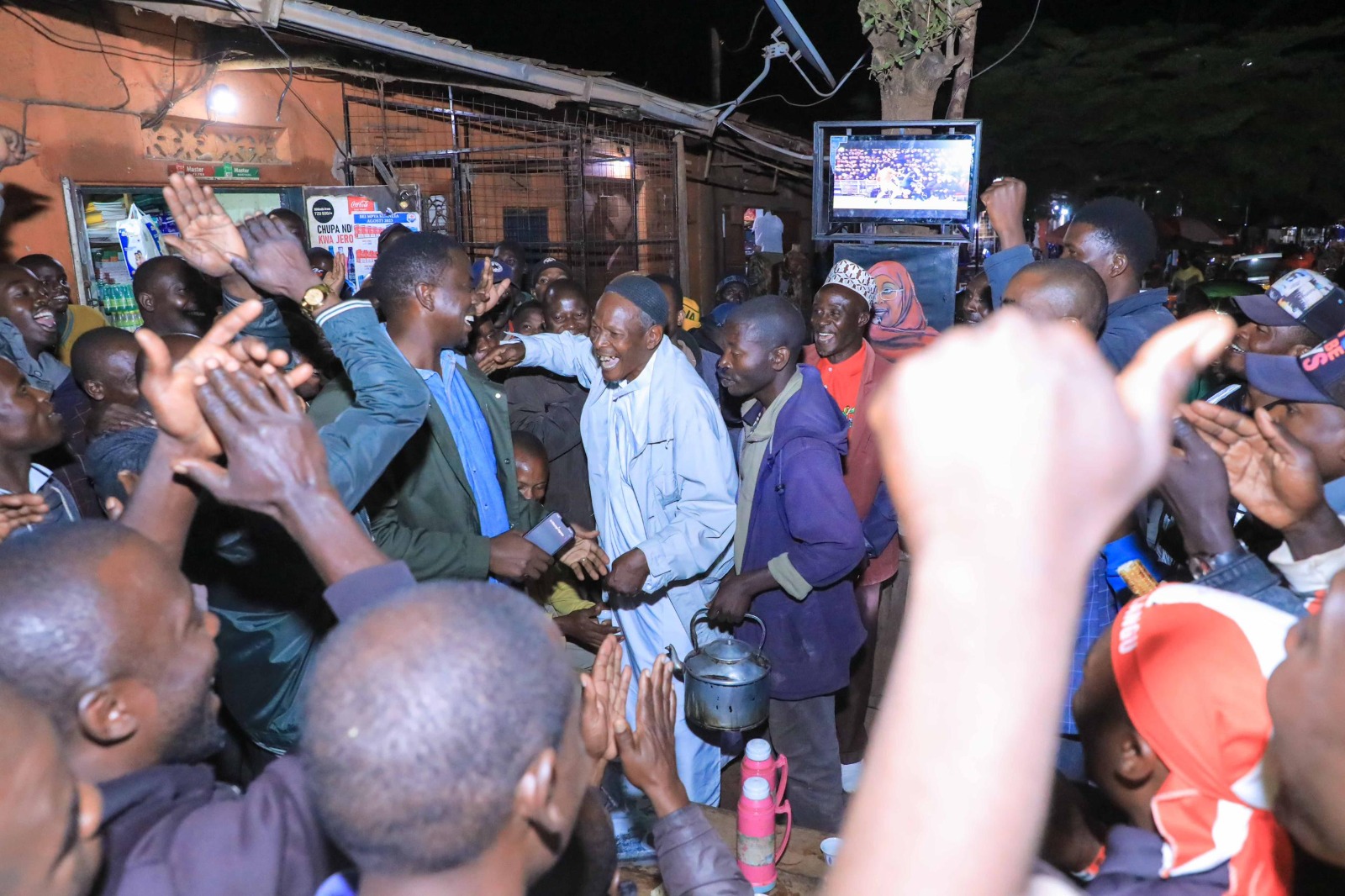 WAZIRI BASHUNGWA NA WANANCHI KIJIWENI. - New Times Tanzania