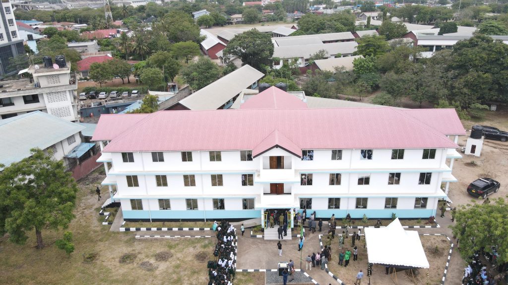 WAZIRI MKUU AZINDUA BWALO NA BWENI SHULE YA SEKONDARI KIBASILA - New ...